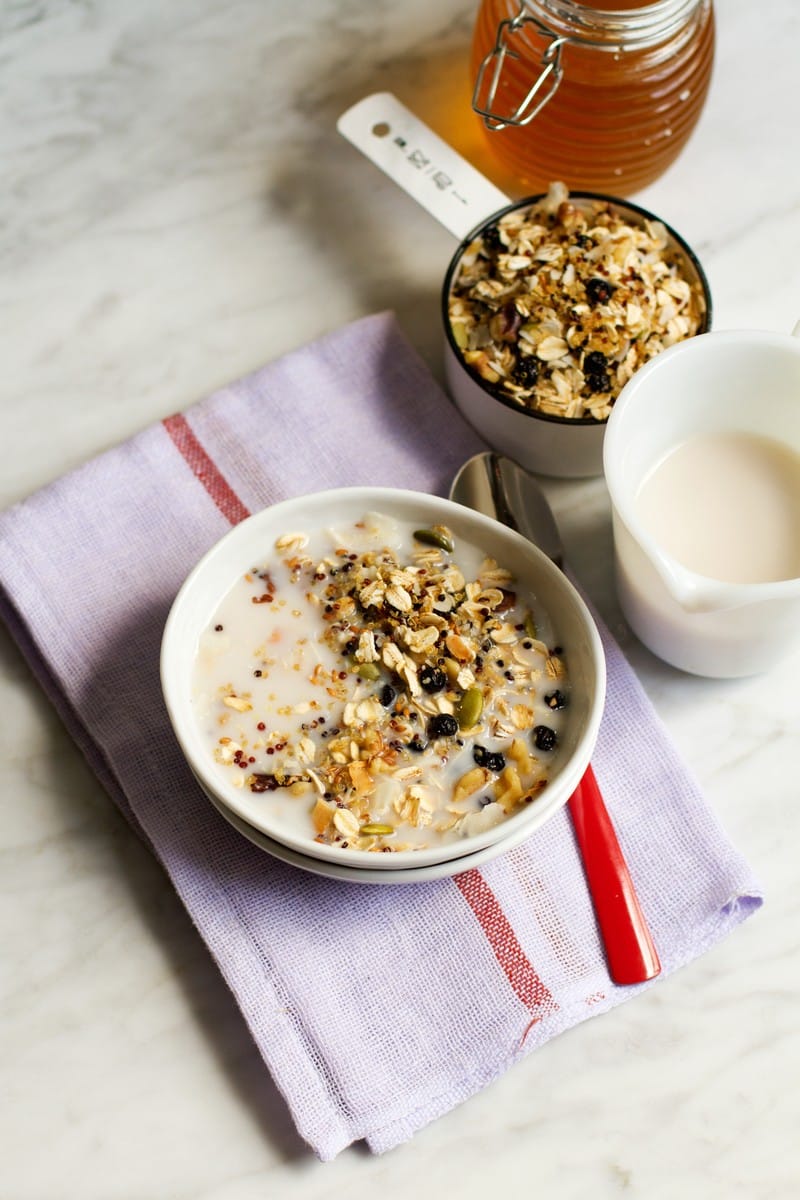 Toasted Quinoa Coconut Blueberry Müesli